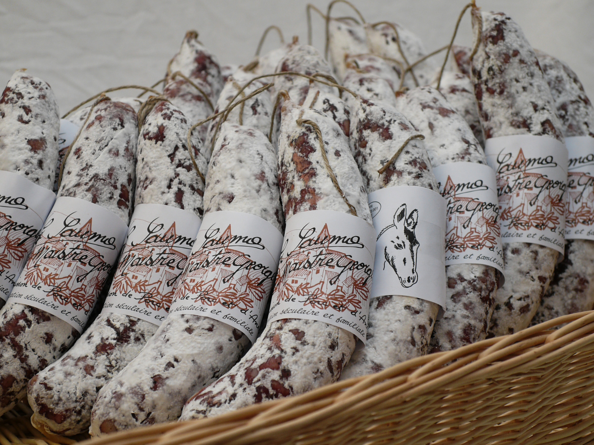Nos produits: saucissons secs, rosette, coppa, pâtés et terrines.