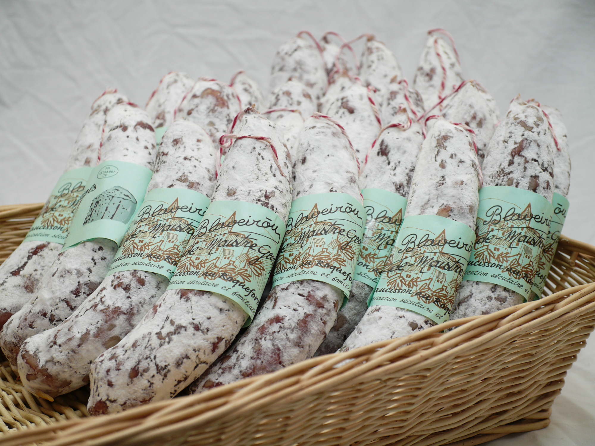 Nos produits: saucissons secs, rosette, coppa, pâtés et terrines.